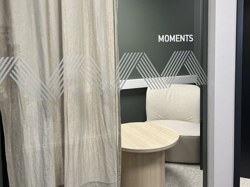 Kontrastmarkering på glas och golv